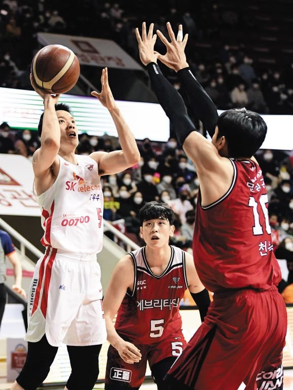 남자농구 SK, KGC에 대역전승…공동 선두로 : 네이트 뉴스