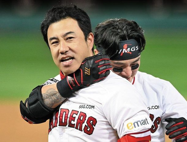 김강민 9회말 대타 역전 끝내기포…SSG, KS 제패 1승 남았다 : 네이트 스포츠