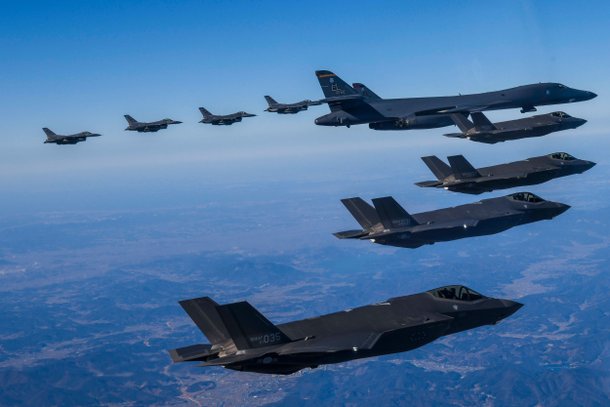 괌에서 날아온 B-1B…韓美, 北ICBM 도발에 전투기 10대 띄웠다 : 네이트 뉴스