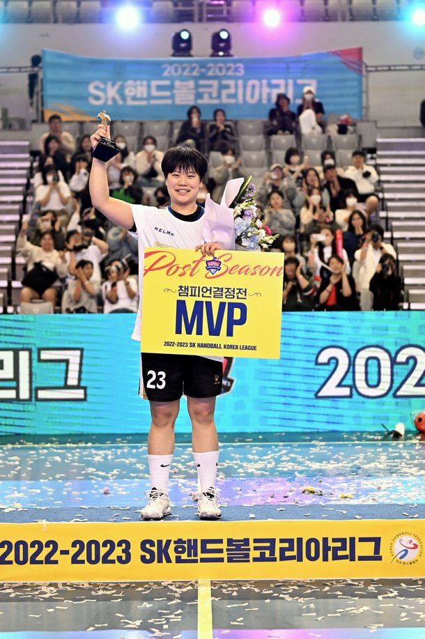 아무도 우승후보로 꼽지 않았던 삼척시청, 2연속 女핸드볼리그 통합 우승 : 네이트 뉴스