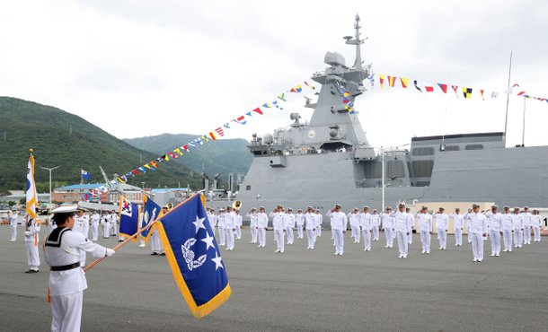 천안함, 13년만에 전투함 부활…생존 장병들이 취역 깃발 올렸다 : 네이트 뉴스