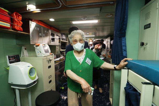 천안함, 13년만에 전투함 부활…생존 장병들이 취역 깃발 올렸다 : 네이트 뉴스