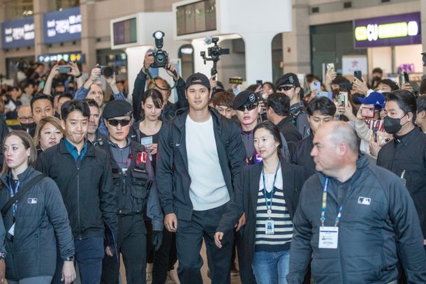 훈련 뒤 야식 먹으러 나온 오타니, 방한 소감 질문에 보인 반응은 : 네이트 스포츠