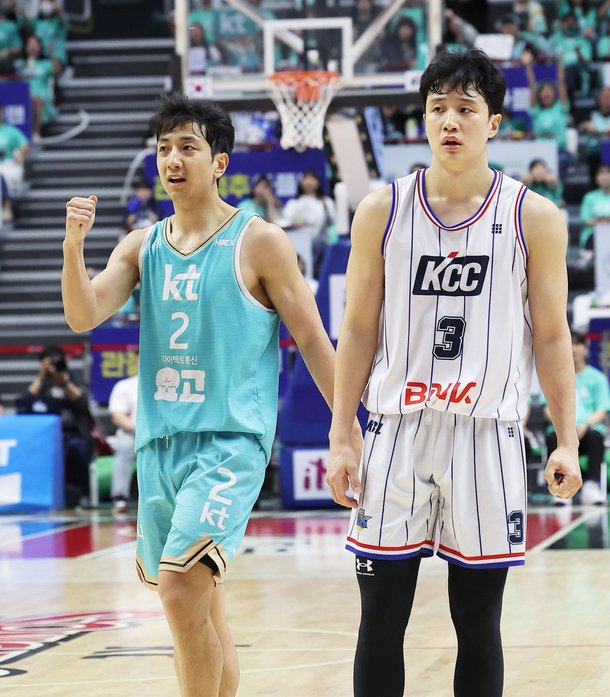 전반 0점 배스, 후반 36점 맹폭…KT, KCC 잡고 농구 챔피언전 1승1패 : 네이트 뉴스