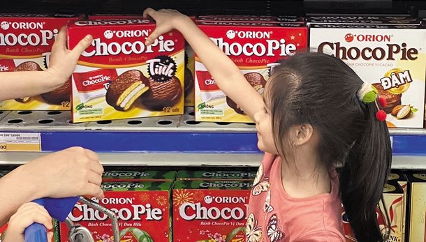 Orion's Choco Pie hits record sales with 4 bn units sold in 2024 : 네이트 뉴스