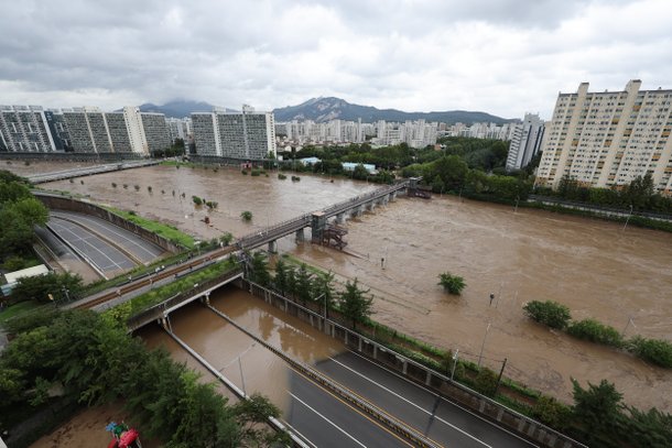 Seoul hit by flash floods as record rain pounds capital region : 네이트 뉴스