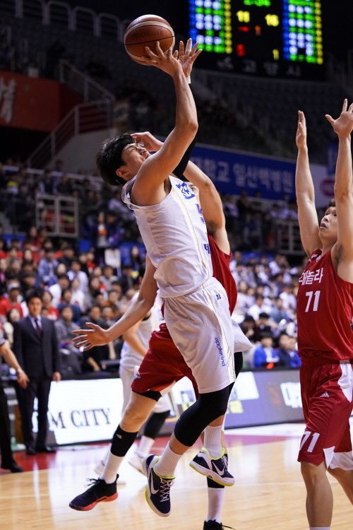 [KBL 6강 PO] '이정현·킨 쌍끌이 활약' KCC, 오리온 3승 1패로 꺾고 4강 PO 진출 : 네이트 스포츠