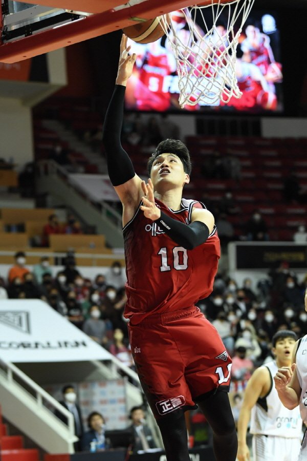 '문성곤·전성현 44점 합작' KGC, KT 꺾고 3위 확정 [KBL] : 네이트 스포츠