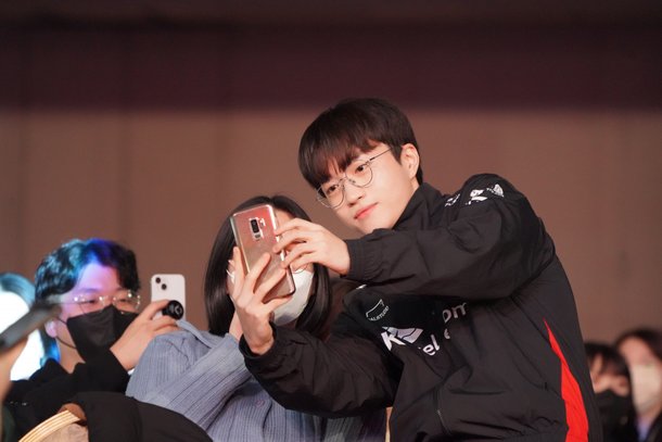 T1 관계자도 몰랐다…선수단의 '찐' 팬 사랑, T1 CON 불태웠다 : 네이트 스포츠