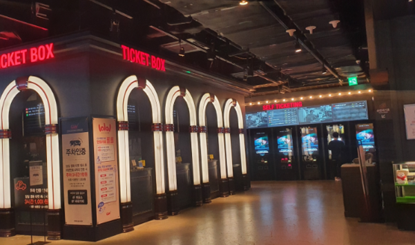 코로나에 관객수 '역대 최저'…CGV, 35개 극장 닫는다 : 네이트 뉴스