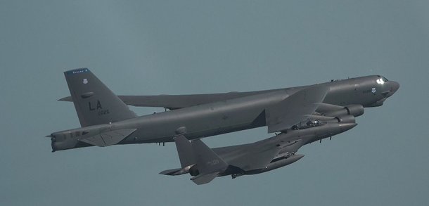 美 B-52H 전략폭격기, 9일만에 한반도 전개…北 '고체 ICBM' 대응 : 네이트 뉴스