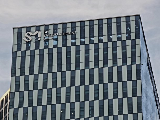 하이브, 이수만에게 샀던 SM 자회사 SM에 재매각 : 네이트 뉴스