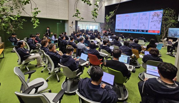 GS리테일, 현장 중심 AX 선언…중심축은 '52g 협의체' : 네이트 뉴스