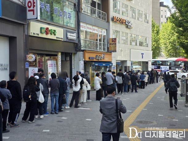 SKT "수습 역량 총동원…5월 내 유심 SW 변경 시스템 개발" : 네이트 뉴스