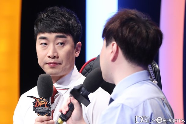 [포토] 성승헌-정준 던파 콤비의 눈빛 교환 : 네이트 스포츠