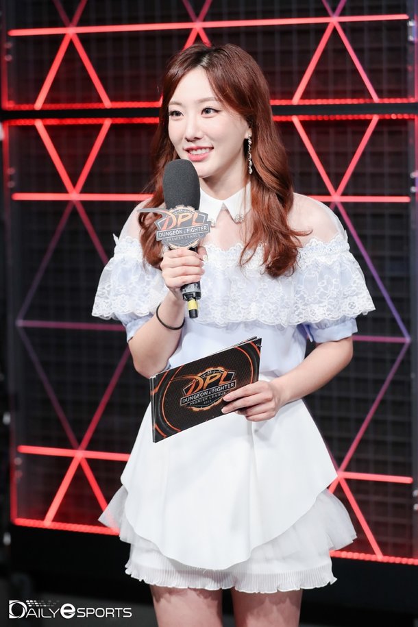 [포토] 최시은 DPL 아나운서 "두 선수 만나볼까요" : 네이트 스포츠