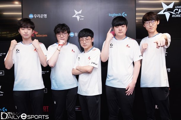 [롤챔스] 담원, SKT 완파하고 두 시즌 연속 PS 진출 : 네이트 스포츠