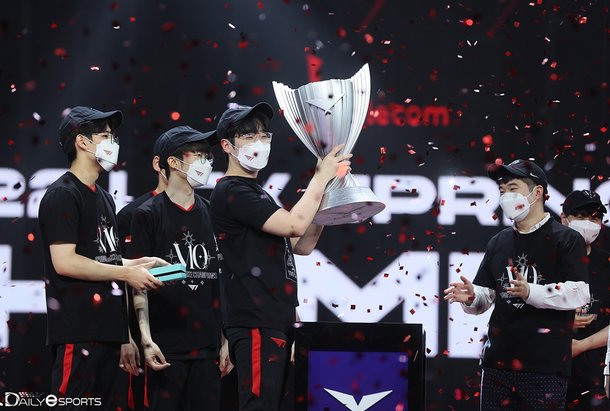 [포토] '제우스' 최우제, LCK 우승 트로피 들고 '방긋' : 네이트 스포츠