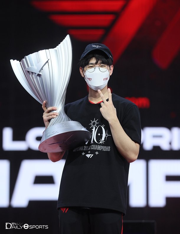 [포토] LCK 결승 MVP '오너' 문현준 '챔피언 먹었어' : 네이트 스포츠