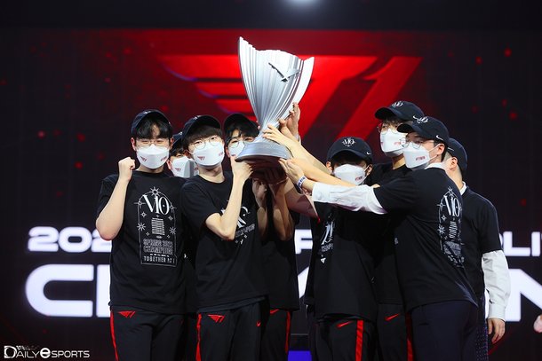 [LCK 스프링 결산] 전승 우승 달성한 'V10' T1 : 네이트 스포츠