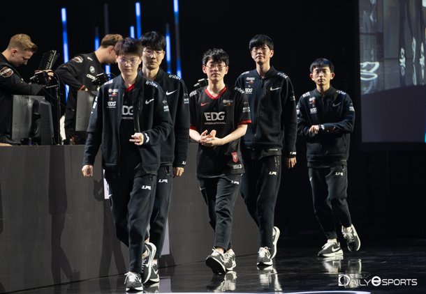 [롤드컵] '코로나19 전원 확진' RNG에 이어 심상치 않은 EDG : 네이트 스포츠