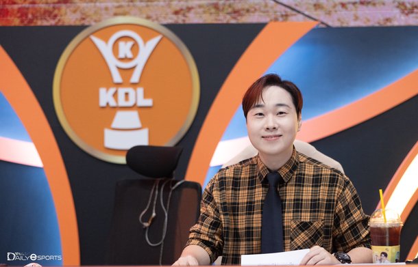 [포토] 정준 해설위원, 'KDL 재미있어요' : 네이트 스포츠