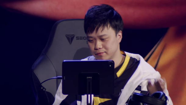 [SWC2025] 2회 우승자 '레스트', 日 강호 '타쿠조10' 꺾고 8강 2R 진출 : 네이트 뉴스