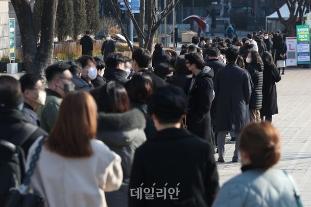 신규확진 5만4122명 '폭증' : 네이트 뉴스