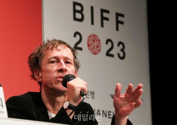 답변하는 베르트랑 보넬로 감독[28th BIFF] : 네이트 연예