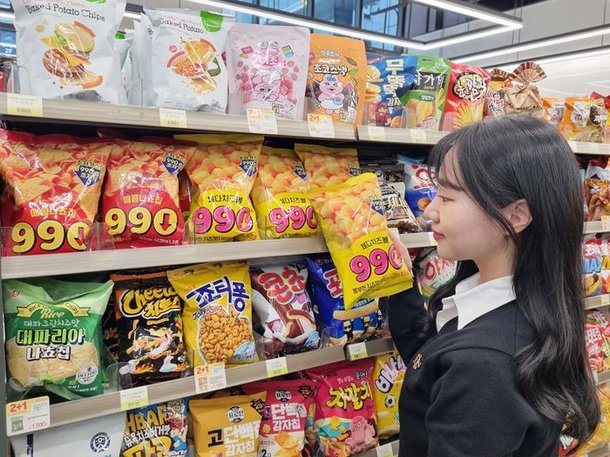 "초저가 상품으로 차별화" CU, '990원 스낵' 선보여 : 네이트 뉴스