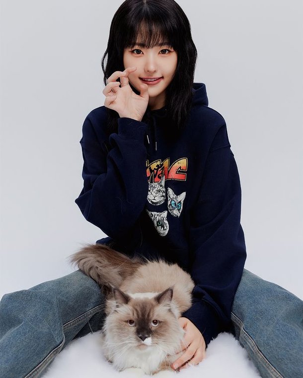 WMC, 'QWER 히나'와 두 번째 콜라보 컬렉션 출시 : 네이트 뉴스