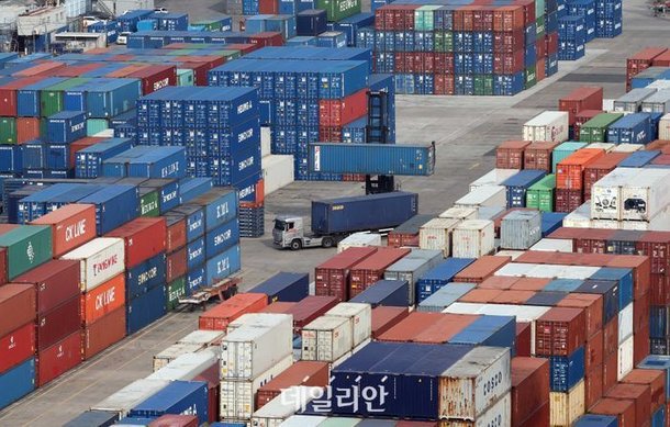 컨테이너 운임, 추락 끝 반등 시작? KCCI·SCFI 엇갈린 분석…변수는 여전 : 네이트 뉴스