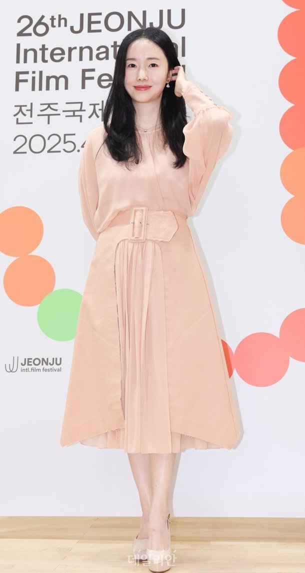 배우에서 감독까지…이정현, 영화로 풀어낸 자신의 서사 [26th JIFF] : 네이트 뉴스