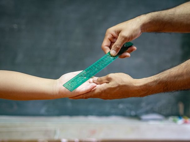 수업시간 떠든 아이들 체벌한 교사 감봉…법원 "징계 정당" : 네이트 뉴스