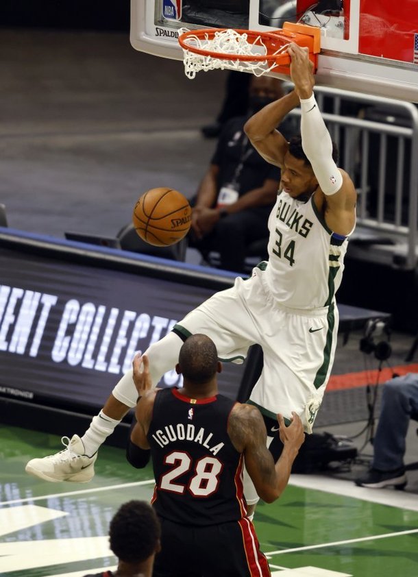 '외곽 압도' 밀워키, 마이애미 꺾고 NBA PO 2연승 : 네이트 스포츠