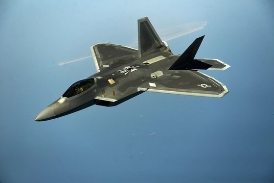 최강 美 F-22, 4년만에 한반도 출격…전폭기 B-52H도 전개 : 네이트 뉴스