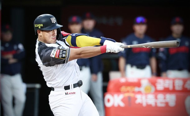 홈런 쳤다하면 130m…'KT 터미네이터' 안현민이 뜬다 : 네이트 스포츠