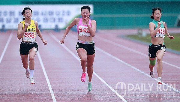 '풋풋한 고교 1년생' 이다원, 언니들 모두 제치고 100m 금메달! [KBS배 육상 리뷰] : 네이트 스포츠