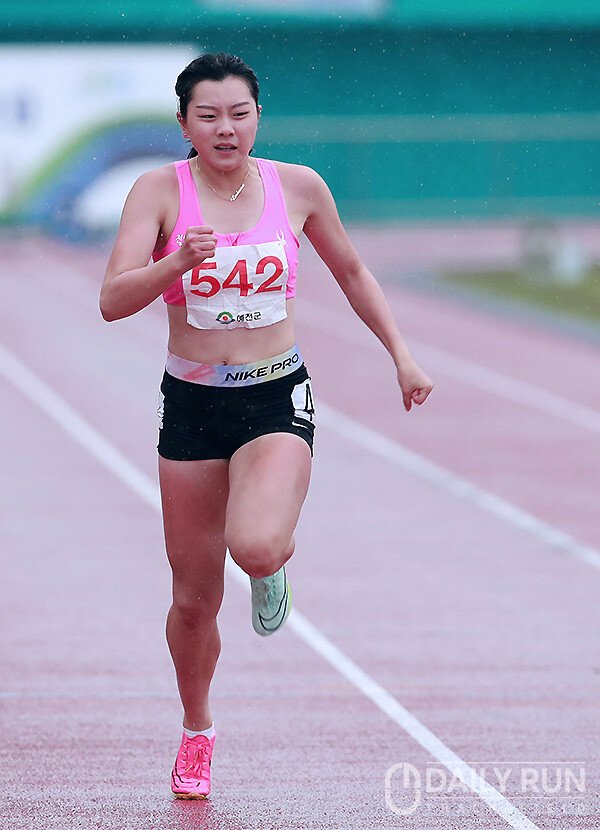 '풋풋한 고교 1년생' 이다원, 언니들 모두 제치고 100m 금메달! [KBS배 육상 리뷰] : 네이트 스포츠