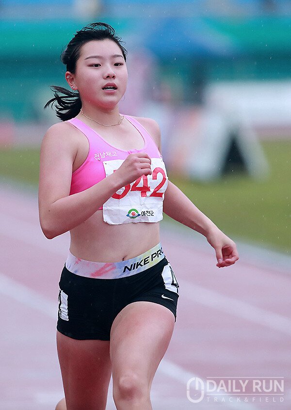 '풋풋한 고교 1년생' 이다원, 언니들 모두 제치고 100m 금메달! [KBS배 육상 리뷰] : 네이트 스포츠