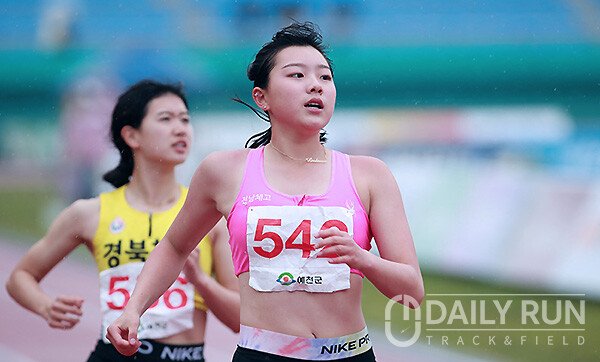 '풋풋한 고교 1년생' 이다원, 언니들 모두 제치고 100m 금메달! [KBS배 육상 리뷰] : 네이트 스포츠