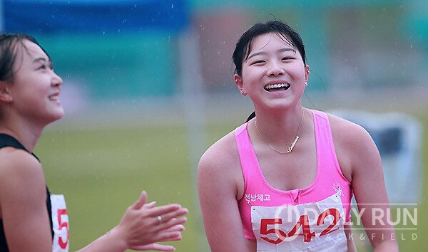 '풋풋한 고교 1년생' 이다원, 언니들 모두 제치고 100m 금메달! [KBS배 육상 리뷰] : 네이트 스포츠