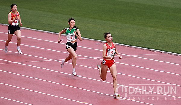 '소녀들의 깍듯한 인사법'…전남체고, 2024 울산 체고육상 4×400m 계주 우승 후 예절바른 인사! : 네이트 스포츠