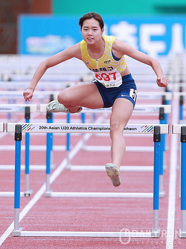 '허들 소녀' 경북체고 박지영, 제52회 KBS배 육상 100m 허들 우승! : 네이트 스포츠
