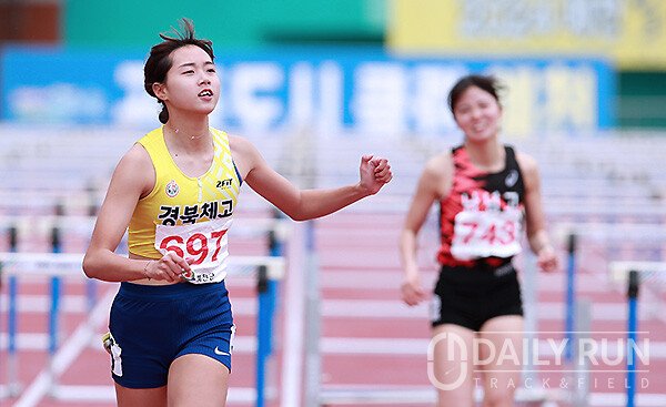 '허들 소녀' 경북체고 박지영, 제52회 KBS배 육상 100m 허들 우승! : 네이트 스포츠