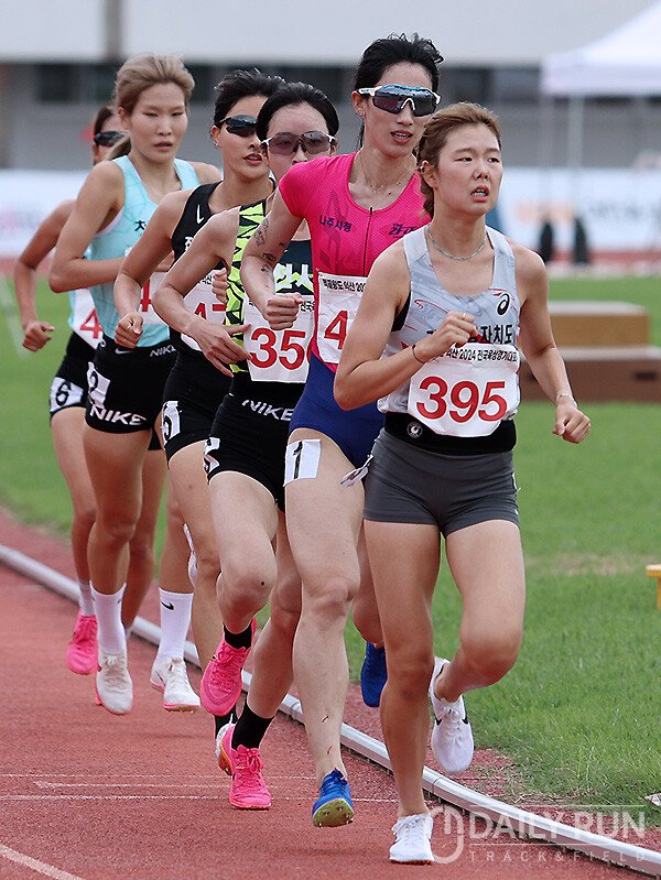 '치열한 선두다툼' 신소망vs박우림…1500m 우승은 관록의 신소망! [육상 현장 리뷰] : 네이트 스포츠