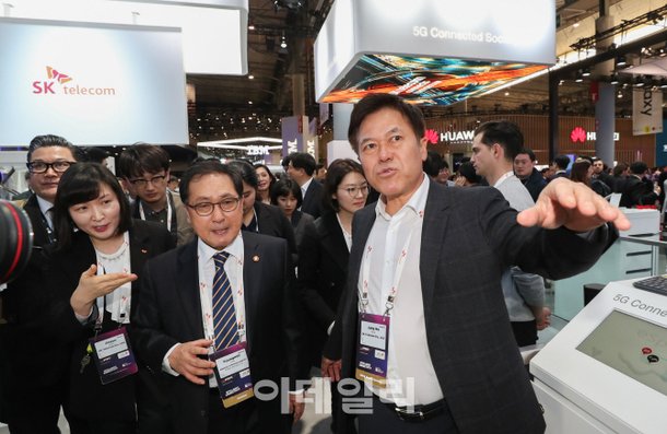 [포토]MWC19에서 박정호 SKT 사장 설명듣는 유영민 과기부 장관 : 네이트 뉴스
