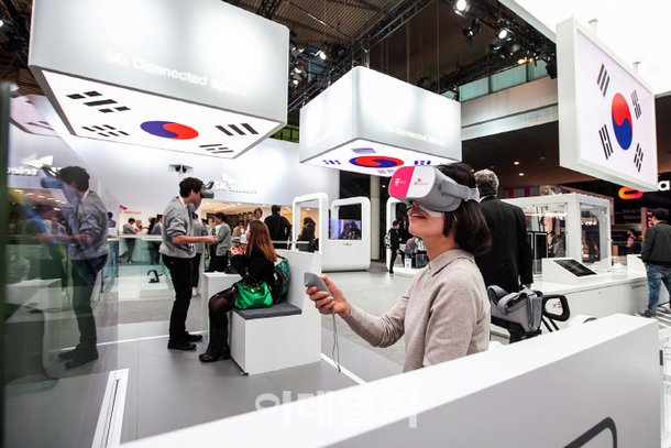 [포토]SKT, 'MWC19'에서 VR로 대한민국 100주년을 알리다 : 네이트 뉴스