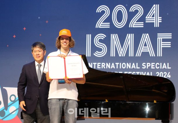 [포토]2024 ISMAF 참가확인증 받는 스티진 퀴스트(Stijin Quist) 대표 멘티 : 네이트 뉴스