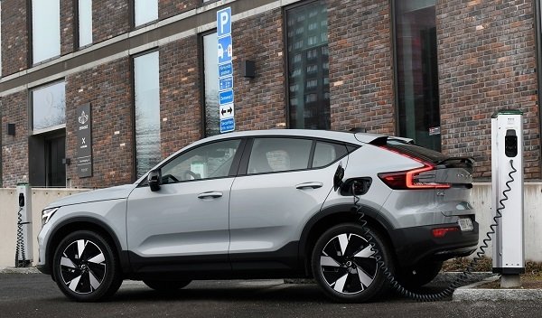 주행거리 407km, '볼보 고성능 쿠페형 SUV 'C40 리차지' 출시···6865만원 : 네이트 뉴스